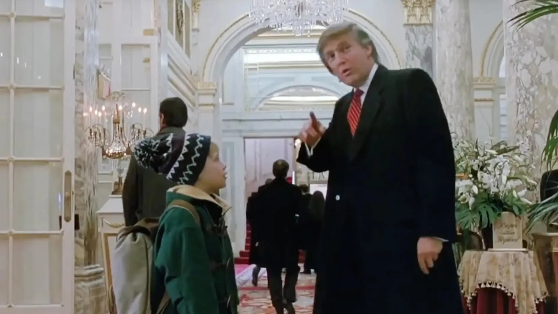 Describen a Donald Trump como "la estrella de Solo en casa 2" y el ...