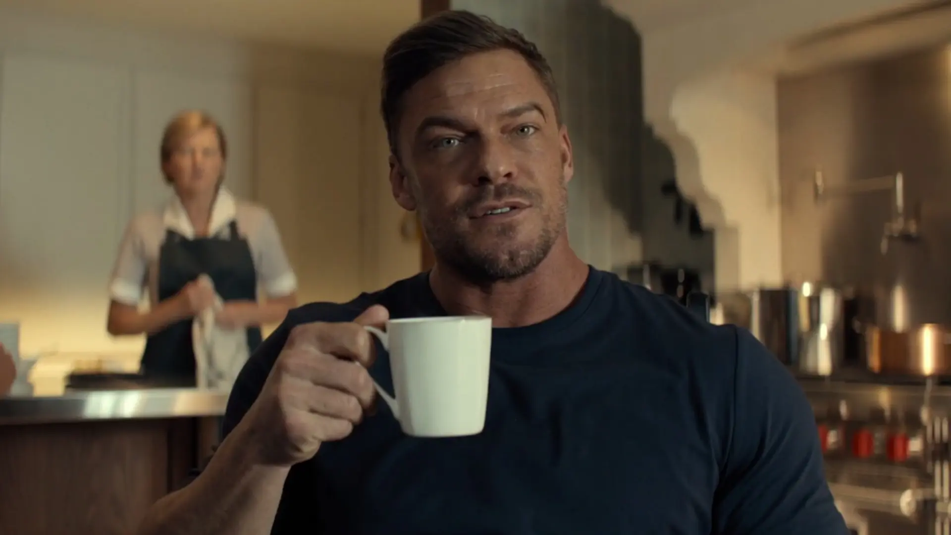 Alan Ritchson demuestra que es perfecto como Jack Reacher deteniendo a ...