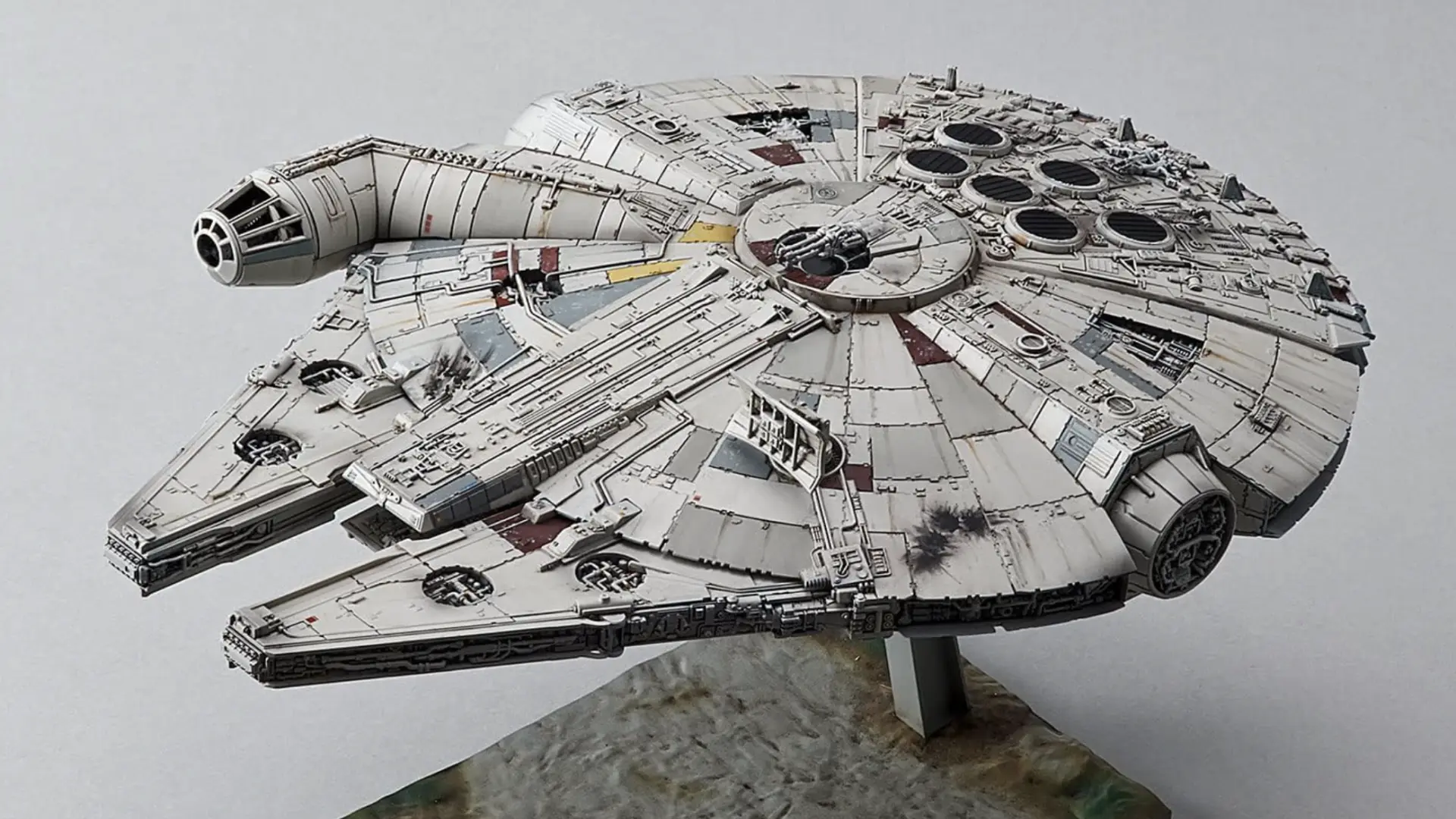 Esta maqueta del Halcón Milenario es ultrarrealista y detallada, y su ...