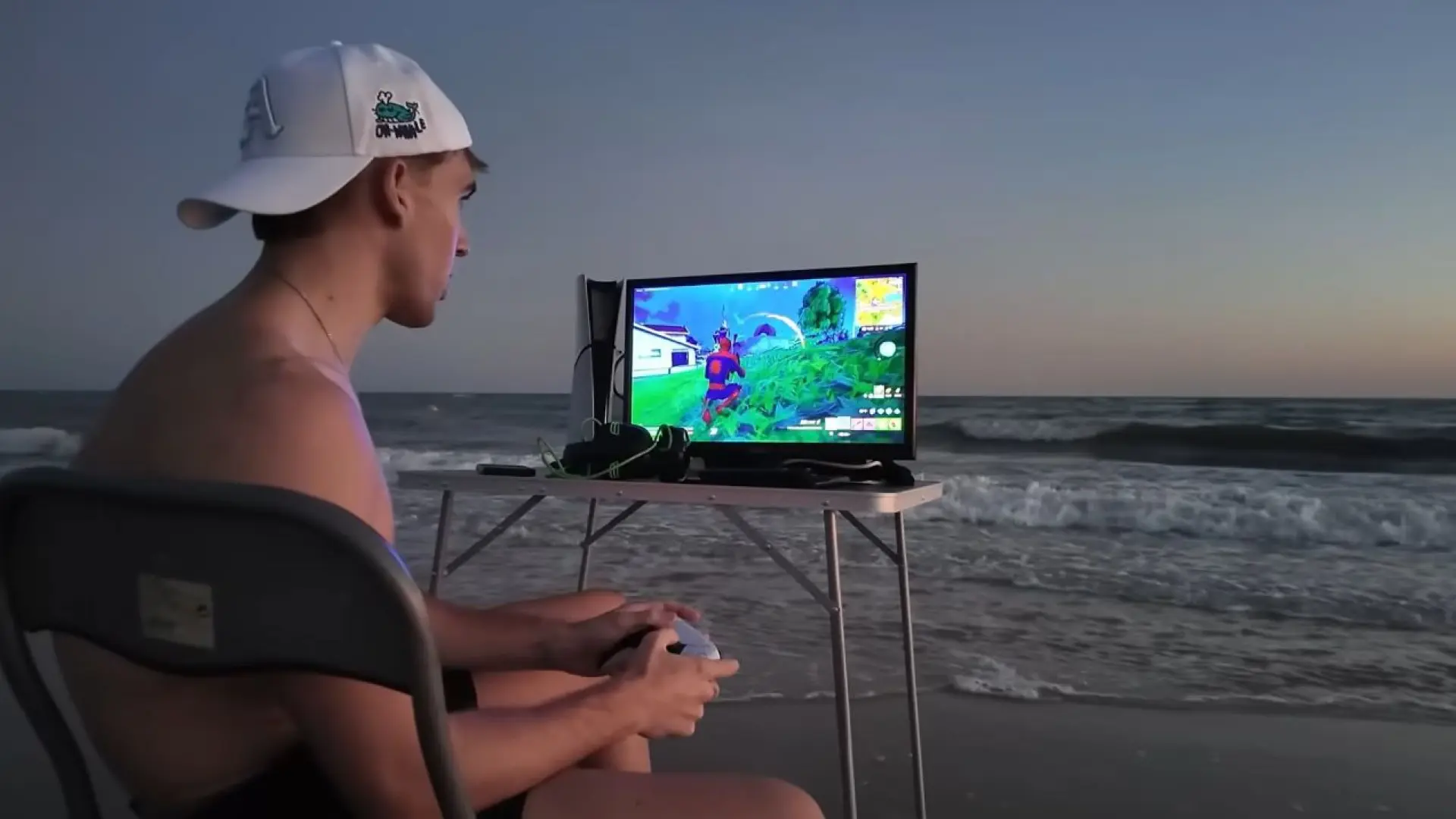Un streamer monta su setup de PS5 para jugar a Fortnite frente al mar ...